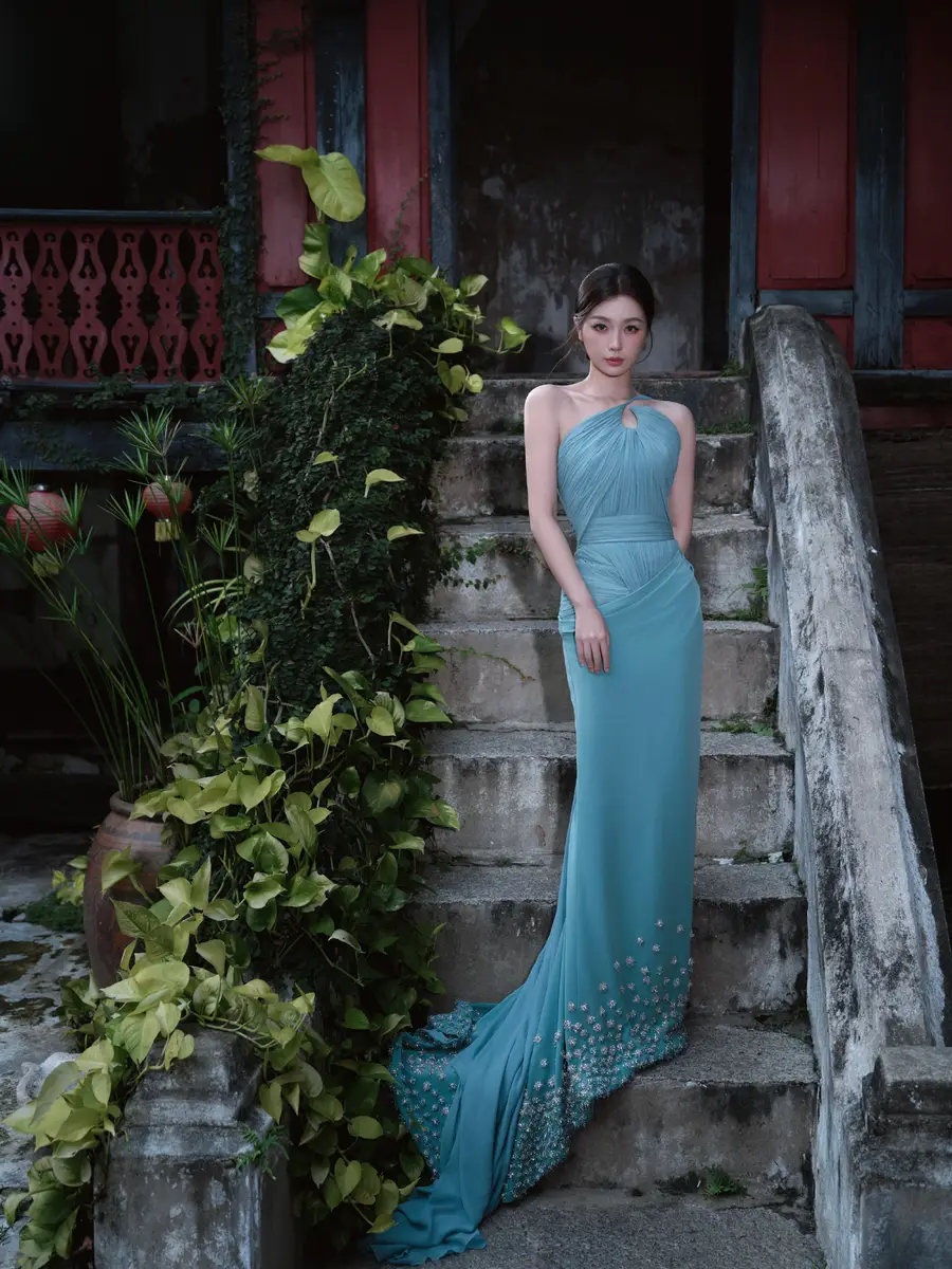 Yu Shuxin wears a blue fishtail dress, showcasing her elegant ...